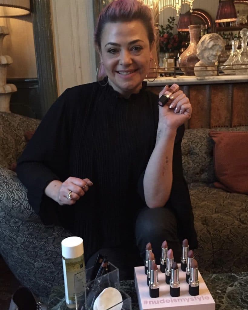 Celebrity Makeup Artist - Lisa Armstrong Dazzles In Black Blouse Conclud